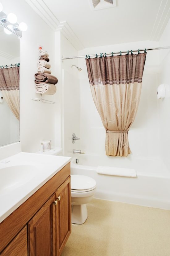 motel-bathroom | Birchwood Motor Hotel